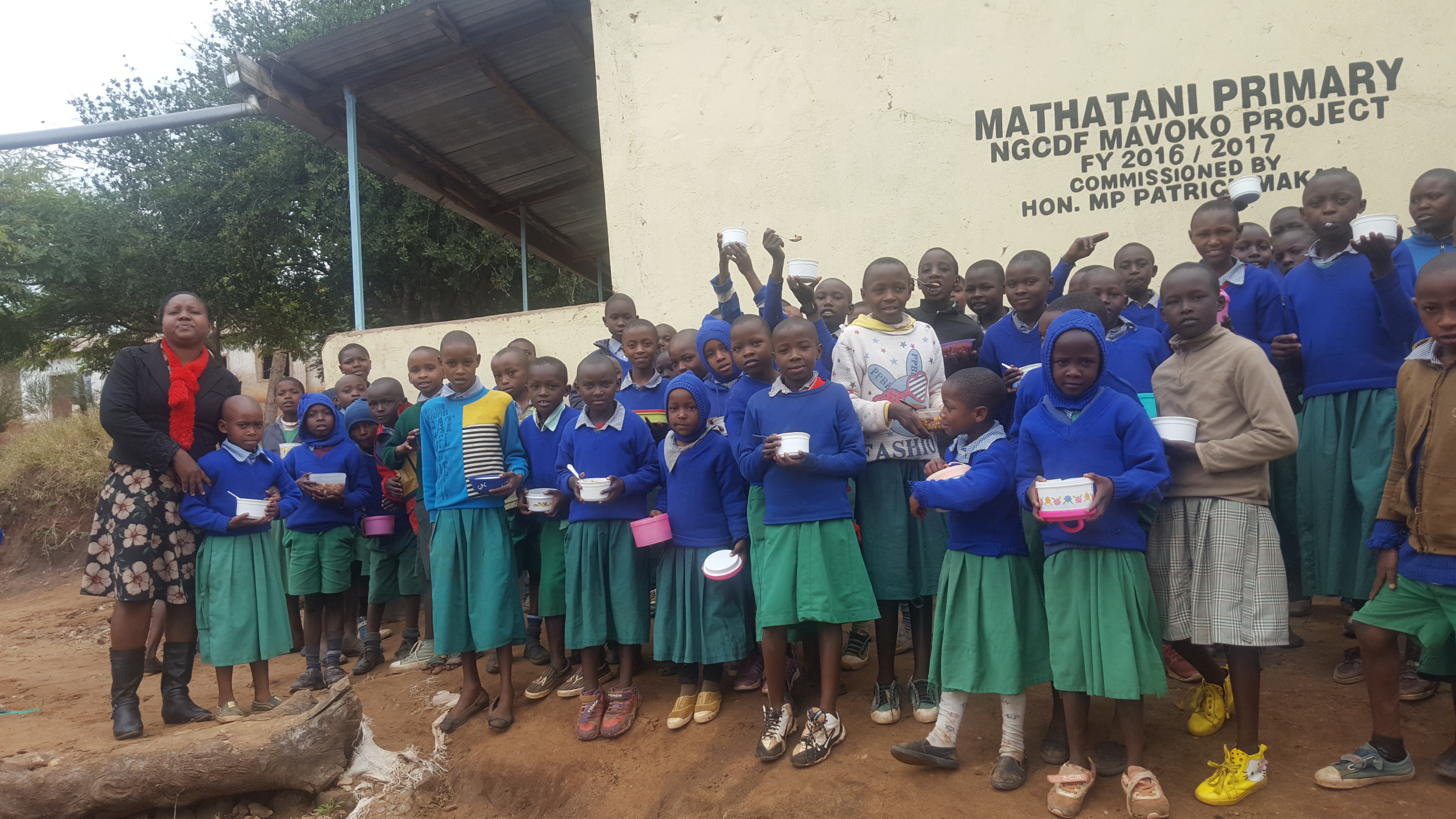 Students enjoying lunch – Amara Trust